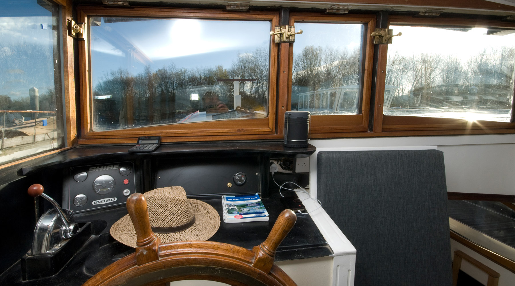 Yogi – Dutch Barge